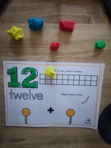 Actividad Números en español: manteles de plastilina 11 al 20 juego sumas